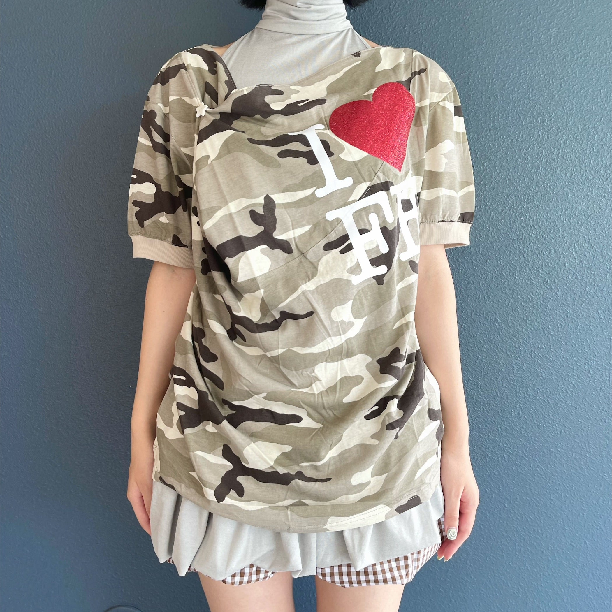 [fa.er.ie] cowl neck button t-shirt / camo / スターボタンカモTシャツ | シープ / SHEEP | fa.er.ie